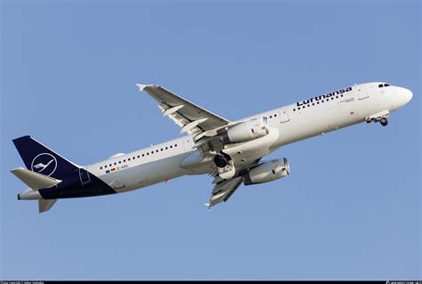 D AIDL Lufthansa Airbus A321 231 Photo by Gábor Szabados ID 1622903