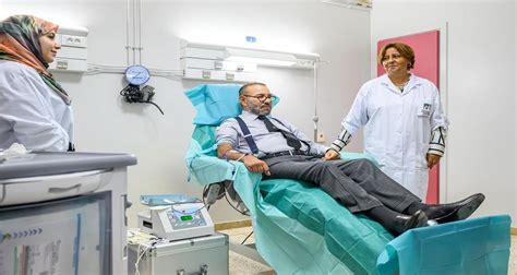Séisme d Al Haouz le Roi Mohammed VI se rend au chevet des blessés et