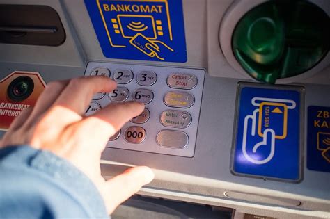 Șmecheria de la bancomat despre care românii nu au habar La ce trebuie