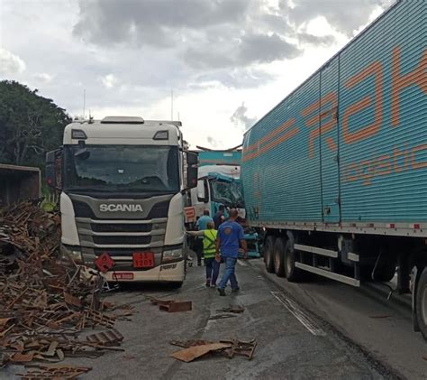 Engavetamento entre sete veículos deixa vítimas na Rodovia Fernão Dias
