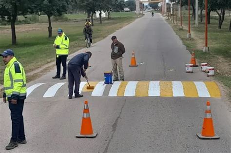Personal de Tránsito continúa con la demarcación de calles en Fernández