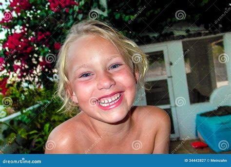 Jong Meisje Bij Het Strand Met Nat Stock Afbeelding Image Of Actief