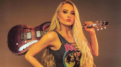 Lebih Dekat Dengan Gitaris Shredder Media Sosial Sophie Lloyd