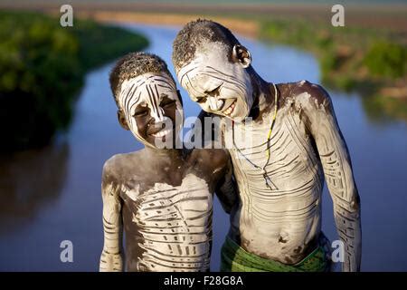 Les garçons de la tribu Mursi avec carrosserie peinte Mursi village