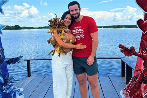 Isabelle Nogueira mostra buquê de rosas enviado por Matteus após ele