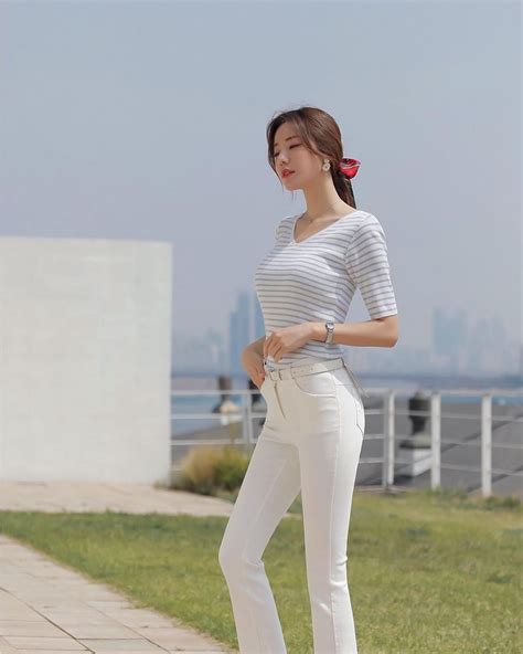 Instagram의 Wang Yuri 왕유리 Style Onme 님 요즘 야외촬영 흰벽 만나면 너무 눈부셩 눈뜨려다