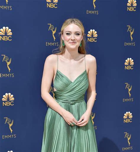 Dakota fanning nude naked 島の外観