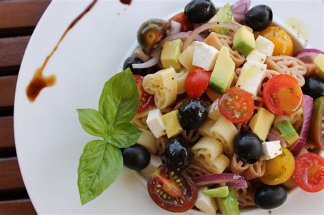 Ensalada de pasta con aguacate y queso Receta Porlavisión