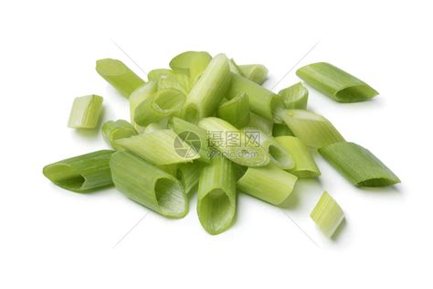 白色背景上分离的新鲜切开春季洋葱高清图片下载 正版图片304913603 摄图网