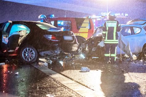 Unfall A T Dlicher Unfall An Heiligabend Geisterfahrer Rast Mit