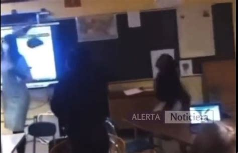 VIDEO Alumna Avienta Silla De Metal A Su Maestra Y La Deja Inconsciente