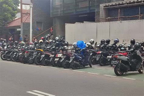Dishub Jakarta Selatan Tertibkan Parkir Liar Di Senopati Jaksel