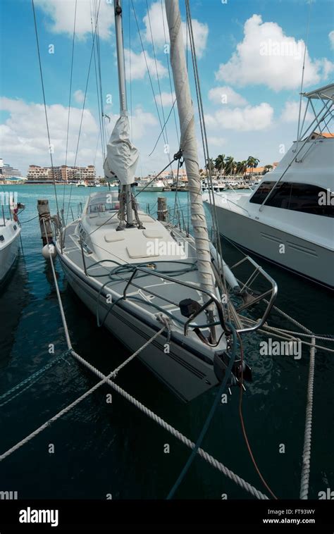 Segelboote Vor Anker In Oranjestad Hafen Fotos Und Bildmaterial In