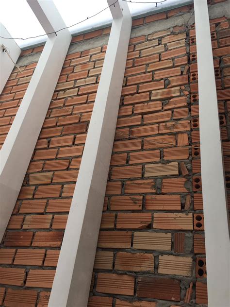 Hàng xóm xây tường sát vách Câu chuyện dở khóc dở cười muôn thuở và
