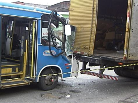 V Deo Acidente Entre Nibus E Caminh O Deixa Quatro Feridos Sp G