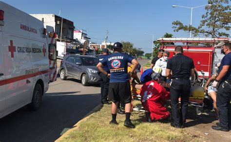 Con fractura resulta motociclista al chocar contra auto en Mazatlán
