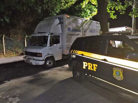 Caminhoneiro foge da PRF na BR 101 Sul e abandona caminhão 50 mil