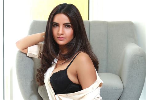 Video Of Jasmine Bhasin Doing Heavyweight Powerlifting In Sports Bralet