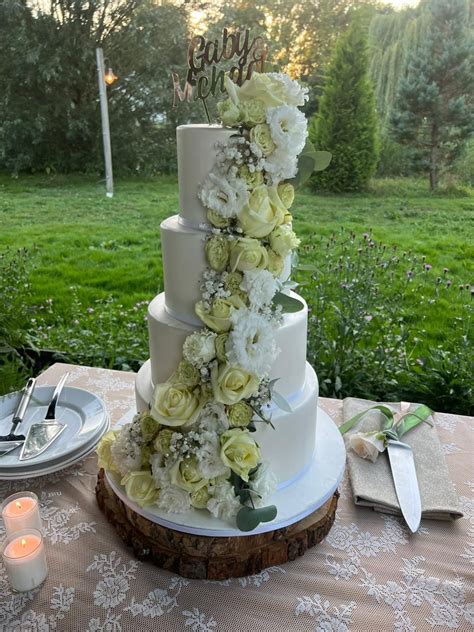 Witte Fondant Taart Met Waterval Van Echte Bloemen Enjoy Cakes
