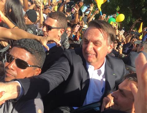 Bolsonaro foi recebido por multidão e gritos de mito em Petrolina