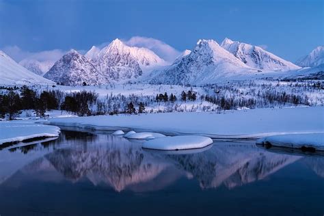 Zima śnieg drzewa góry jezioro odbicie Norwegia Tapety HD