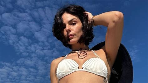 Foto Isis Valverde elege biquíni para dia de treinos e chama atenção