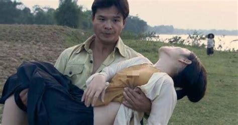 Diễn viên nữ phim Thương nhớ ở ai mặc áo yếm thả rông vòng một đạo