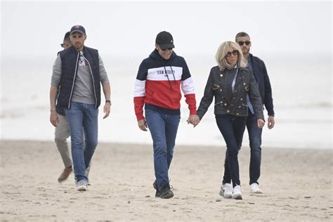 PHOTOS Emmanuel Et Brigitte Macron En Balade Sur La Plage Du Touquet