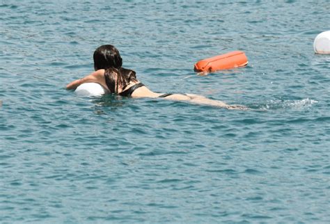 Nesrin Cavadzade bikinisini çıkarıp sere serpe güneşlendi Magazin