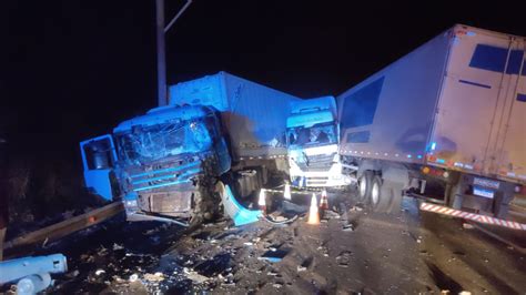 Colisão entre dois caminhões e um carro deixa 4 mortos e 3 feridos na