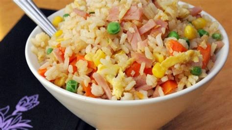 Prepara la versión rápida y casera del arroz chino tres delicias Mui