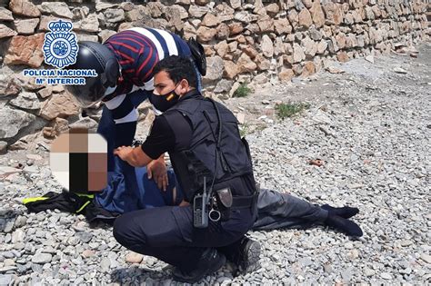 Una patrulla de la Policía Nacional salva la vida a un joven inmigrante