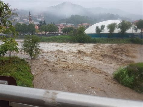 Maltempo Liguria Esonda Il Torrente Petronio Allagamenti A Sestri