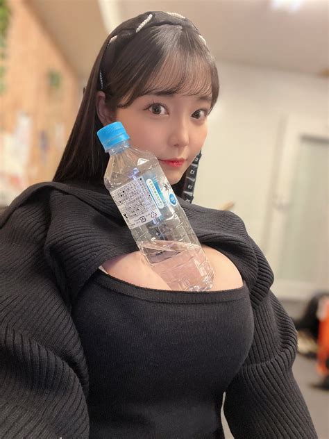 Big Boobs Japan 巨乳日本 on Twitter RT momona koibuchi ペットボトル余裕ですね