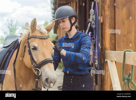 Jockey Femelle Avec Son Cheval Brun Clair L Ext Rieur De L Curie La