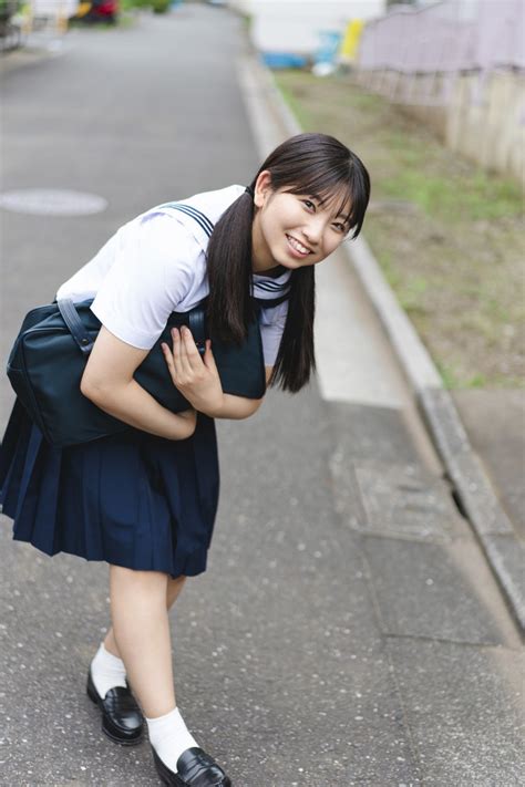 画像B L T SUMMER CANDY 2024撮影HIROKAZU乃木坂46 冨里奈央どこか切ない表情で見つめる
