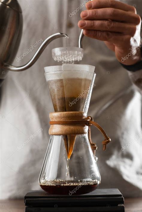 Elaboración de cerveza Vierta sobre el estilo de café haciendo goteo