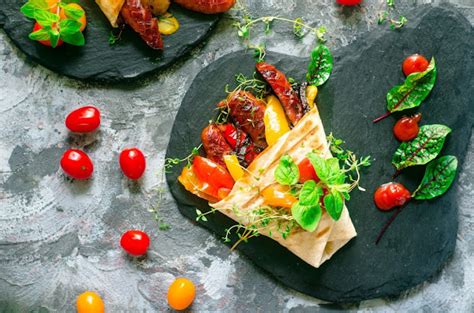 Grillowana tortilla z kiełbasą i warzywami