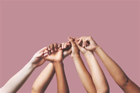 Manos de apoyo y personas en unidad unión y solidaridad en el fondo