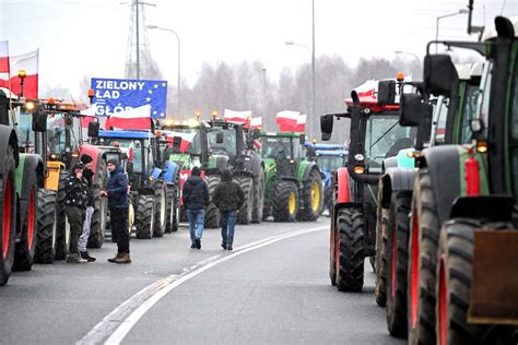 Protest rolników Policja odparła szturm na Urząd Wojewódzki w