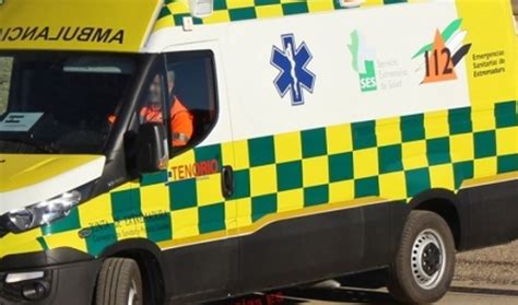 Herido grave el conductor de un camión al volcar y quedar atrapado en