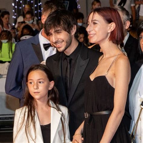 Charlotte Gainsbourg Sa Fille Alice Surprend Les Fesses En Avant Et La