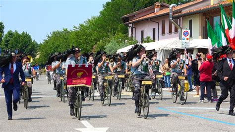 SFILATA DI CORSA DELLE FANFARE BERSAGLIERI DAVANTI ALLA TRIBUNA D ONORE