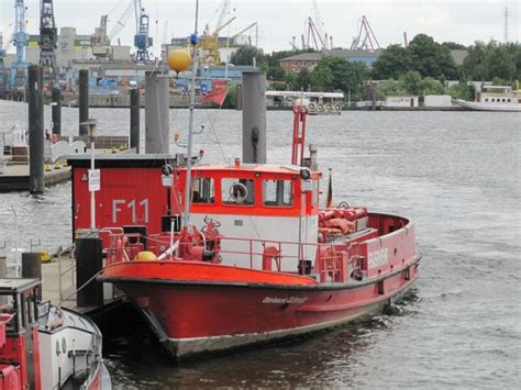 Feuerlöschboot Repsold IX Feuerwehr IV und Oberbaurat Schmidt