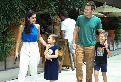 Michel Teló e Thais Fersoza se divertem os filhos em shopping no Rio
