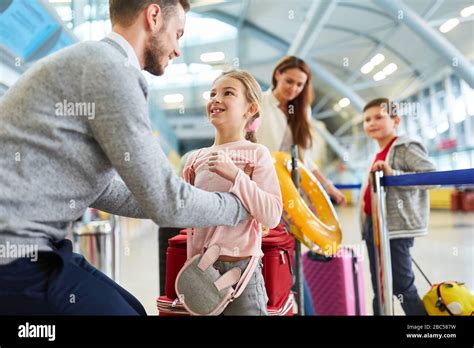 Familie mit zwei Kindern am Flughafen reist mit Gepäck im Urlaub
