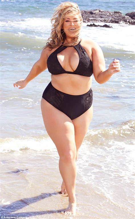 Modelo De Talla Grande En Bikini Rompe Los Esquemas De La Moda Canal