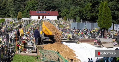 Gigantyczne zapadlisko na cmentarzu w Trzebini będzie zasypane