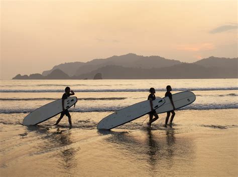 Pantai Pulau Merah Lokasi HTM Dan Daya Tarik Discover Banyuwangi