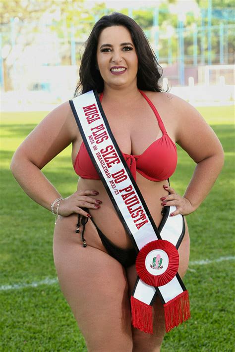 Musas Do Brasileir O Sensualizam De Fio Dental Em Campo De Futebol